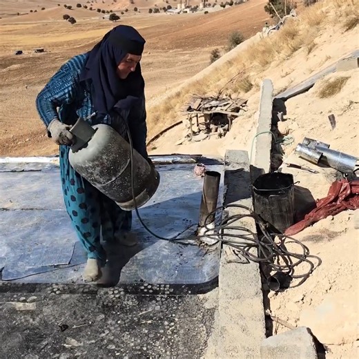 Grandmother's unparalleled expertise in fixing the roof using bitumen from Izogam🏡🏡 Part261 | Brenton Calderon