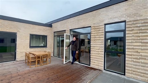 𝐍𝐘𝐇𝐄𝐃 𝐏𝐀̊ 𝐌𝐘𝐍𝐓𝐄𝐁𝐀𝐊𝐊𝐄𝐍 𝟒 Velkommen til denne indbydende og stilrene nybyggede funkisvilla🏡✨ Boligen er beliggende i et roligt og moderne nybyggerkvarter i attraktive Dronningborg📍 Her får I en bolig, hvor arkitektur, funktionalitet og æstetik går hånd i hånd – perfekt til den moderne familie, der ønsker både komfort, kvalitet og nærhed til natur såvel som byliv. Lyder rammerne på Myntebakken 4 som noget for jer, så kontakt os for en fremvisning på ☎️ 𝟴𝟲 𝟰𝟲 𝟵𝟱 𝟬𝟬 https