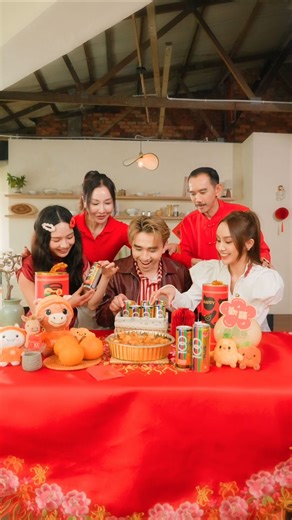 Jestinna Kuan on Instagram: "过年回家，故事很多、习惯很多、笑点也很多😂 这就是关家的春节日常！ 幸好还有 100PLUS ZERO 金桔口味🍊零糖零卡，过年被碎念也没负担！ 今年买 100PLUS 还有新年限定盲盒公仔 可以拿🧸 至少带点快乐回家！"