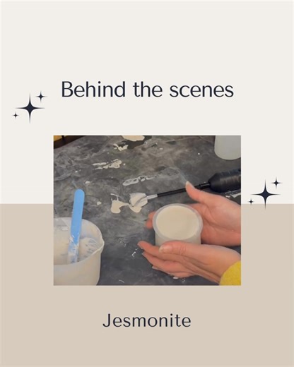 Van vloeibare mix tot stijlvolle home decor 🤍 Elke creatie begint met gieten, mengen en vooral: geduld en precisie. Jesmonite is een duurzaam, watergedragen materiaal — perfect voor unieke handgemaakte stukken met karakter. ✨ Geen twee stuks zijn ooit hetzelfde, en dat is precies wat het zo bijzonder maakt. #BehindTheScenes #Jesmonite #HandmadeWithLove #SeriousCrafts #CreativeProcess #SlowMade #HomeDecor #EcoDesign #SustainableLiving #CraftingMagic | Serious.crafts