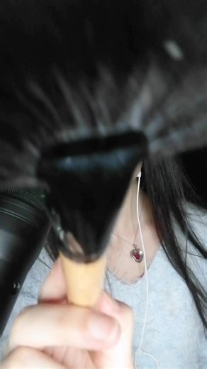 #brushingcamera #tongueclicking #giuliaasmr #trigger #personalattention #pulizia #coccole #brushingmicasmr #brushing #cuddle