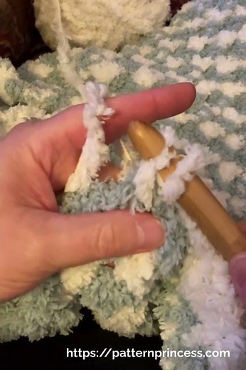 Crocheting the Quick & Easy Fluffy Crochet Throw Blanket