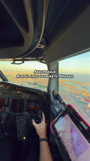 Aterrizar para el norte en Aeroparque, ver las grúas de puerto Madero pasar, el Río de la Plata hermoso con el reflejo del sol. #avgeek #aviation #buenosaires #boeing #pilot