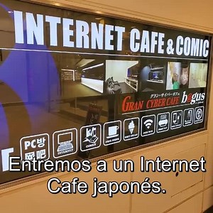 Como se los había prometido, entré a un internet café que es el lugar donde muchos pasan la noche, duermen y se relajan. Se paga menos de 20 dóares y el precio incluye bebidas y helado gratis. Tienen estantes llenos de comics. Vean todo el video. | Mi Viaje A Nueva York