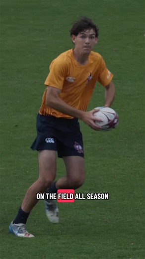 Hamstring injuries are the most common in rugby, usually during sprinting. Reduce your risk by combining strength, mobility, sprint technique, and smart load management. 1️⃣ Sprint Regularly: Keep your hamstrings adapted with 1 to 2 sprint sessions per week. 2️⃣ Strength: Eccentric exercises like Nordic Curls and Romanian Deadlifts, plus posterior chain work like hip thrusts, glute bridges, and single-leg exercises. 3️⃣ Mobility and Flexibility: Dynamic warm-ups like A-skips, B-skips, leg swings