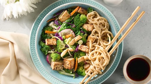 Discover the NEW Hot or Cold Salad & Noodle Meal Kits®! Designed for ultimate versatility, these kits let you enjoy your meal hot or cold—depending on your cravings. Watch the video to learn more about them and why they’re a game-changer for quick, delicious meals! | Fresh Express Salads