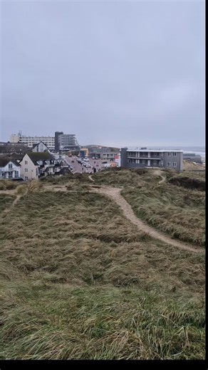 259 reactions · 5 comments | ✨ Nu nog rustig in het dorp… Maar straks vult Egmond zich weer met licht, sfeer en sportiviteit! Wij wensen alle lopers van de Fjoertoer heel veel plezier en een fantastische tocht. ‍♂️‍♀️ Team Egmond Verhuur ️ www.egmondverhuur.nl #egmond #egmondverhuur #Fjoertoer #evenlekkerweg #appartementinegmond #egmondaanzee #vakantieineigenland #evenlekkerweg #ferienwohnungammeer | Egmond Verhuur | Facebook