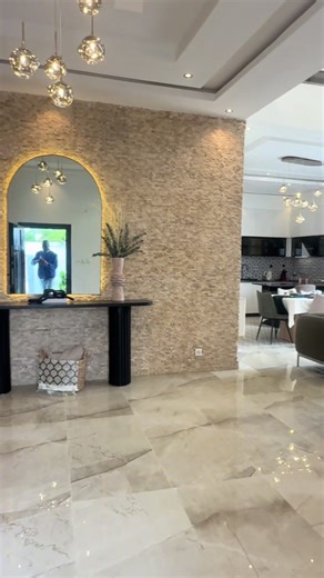 SOMONE À VENDRE / A LOUER une villa R 1 de 300m2 battit sur un terrain de 600m2 5 chambres avec chacune leurs salles de bains piscine jacuzzi. La villa sera totalement meublée c’est du grand standing La villa se situe sur la route des Aigrettes dans un quartier résidentiel calme et sécurisé.Une grande terrasse aussi à l’étage.