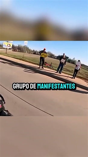 The motorcyclists enraged the protesters 😫😱