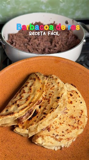 Primera receta del 2026❣️💫 Barbacoa de res perfecta para un dominguito familiar 🤠🥩 ¡Te dejo la receta! 🧾 Ingredientes: -2kg diezmillo (Opcional: 2 huesos para más sabor) -1 cabeza de ajo, 1/2 cebolla, 1 cda de comino, orégano, laurel, pimienta negra, 2-3 cdas de sal en grano. 1 lata de cerveza clara y 2 vasos de agua. 🤠 Procedimiento: Sella la carne con un poco de sal, llevar a la olla de presión junto con el líquido y los condimentos por 1 hora 20 min. (Si no tienes olla de presión déjalo 