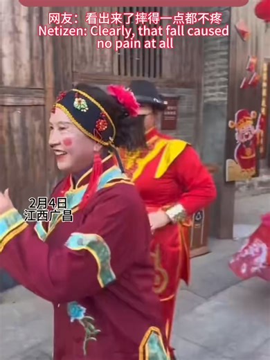 🌸 The Great Spring Fair: A Vibrant Start to Spring 🌿 To welcome the Beginning of Spring, international students joined local farmers to immerse themselves in rural festivities on the lively Ancient Ganzhu Street in Guangchang County. 🍡 They got hands-on with local customs, such as making sticky rice cakes, brewing lotus root starch, and writing the character “Fu”. 🎉 The day was further enriched by an intangible cultural heritage parade and a playful sports festival, filling the ancient lanes