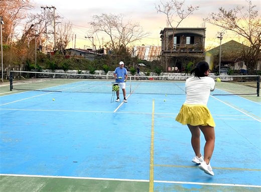 Love the intensity on that backhand! 🔥 Beginners putting in real work today. #BeginnerTennis #BackhandDrill #TrainerRaul | Canaoay Tennis and Pickleball Hub