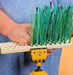 Reusing old plastic bottles with creativity: This man recycled them into a household broom! | 5-Minute Crafts Family