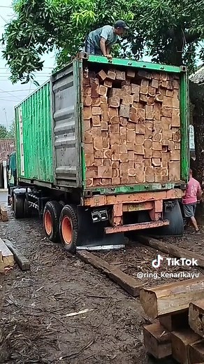 Unloading Big Trucks: Live Highlights from the Site