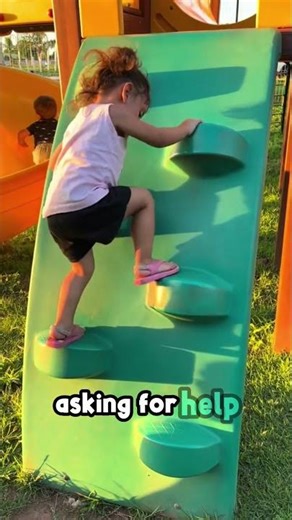 PLEASE, NEVER PLAY ALONE IN THE PLAYGROUND! 😲😱