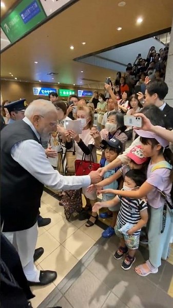 Warm reception as people gather in Sendai to welcome PM Modi