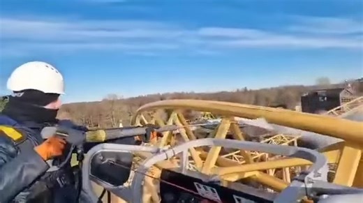 It’s that time of year again... ride maintenance season! 🛠️ Ever wondered what happens behind the scenes? This week was Storm Chaser’s turn for some TLC, complete with a satisfying power wash to keep it looking and running its best 😍 | Paultons Park