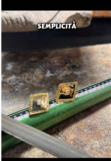 Orecchino Rombo Oro Giallo e Diamante: L'essenza dei Gioielli