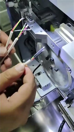 HH-210B Shrink Tube Cut, Insert and Heat Machine is processing 2 inner cores