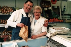 15 photos showing fondly remembered shops and traders on Sheffield's famous London Road in the 80s and 90s