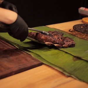 16M views · 2K reactions | Ahi vienen pronto unas costillonas envueltas en hoja de plátano. 蘭 Suscríbete de un avez' porque subo todo primero a YouTube https://www.youtube.com/channel/UCh4XAVNSjNv3A0v9hP6nolg | Munchies Lab | Facebook