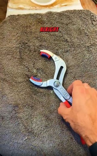 Want to tighten and loosen round or delicate components? The KNIPEX Siphon and Connector Pliers SpeedGrip 81 13 250 is the perfect tool for the job! Whether siphon fittings, plastic pipe connections, or oil filters – you can always rely on this pliers. Thanks to the fine adjustment, you can set the SpeedGrip to diameters from 10–75 mm. And to round off the plumber's kit, you'll also find the TwinGrip, the Cobra, and the pliers wrench in @irbheating 's tool collection – nothing more is needed! Or