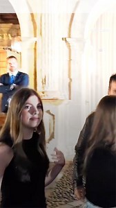1.1M views · 5.7K reactions | La princesa Leonor y la infanta Sofía fueron abordadas por fanáticos al salir de un evento. Y aunque accedieron a tomarse fotos debido a la presencia de los medios, su actitud reflejaba cierto descontento. | Aleluya | Facebook