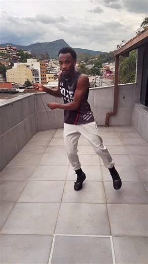 Dk Boxe Academy 🥊 on Instagram: "Temos um professor especializado em jump rope, trazendo técnica, ritmo e evolução para todos os níveis. A corda é um dos exercícios mais completos do boxe — melhora o cardio, a coordenação, o tempo de reação, a leveza dos pés e a potência dos golpes. E o melhor: os benefícios vão além do ringue! 👉 Define, emagrece, aumenta resistência e deixa você mais ágil no dia a dia. 📆 Aulas de Jump Rope Seg • Qua • Sex ⏰ 9:30h Vem saltar com a gente e sentir a diferença n