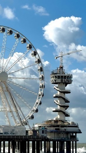 🌬️✨ Uitwaaien op z’n best ✨🌊 Als je écht wil ervaren wat uitwaaien op het strand is, dan is dit het moment. Met een dikke jas aan over het strand wandelen blijft een van de fijnste dingen die er zijn (oké, misschien na een dagje in bikini 😏). September verrast ons elk jaar weer: soms zonnig en zacht, soms fris met wolkjes en een helderblauwe lucht. Maar altijd perfect om even alles los te laten en op te laden aan zee. 🌤️ Na je wandeling warmen wij je graag op – met een drankje, pizza of gewo
