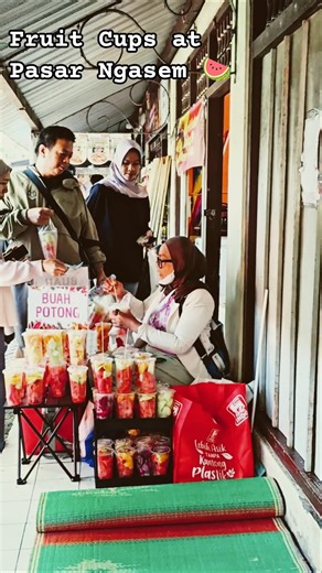 Practical Morning Snacks: Colorful Fruit Cups at Pasar Ngasem 🍉