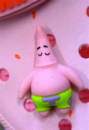 ‘Nein, hier ist Patrick!’ - spielt auf Eurer Mayonnaise, denn hier kommt der SpongeBob Patrick Classic Clog. #crocs #patrickstar #spongebob #2026