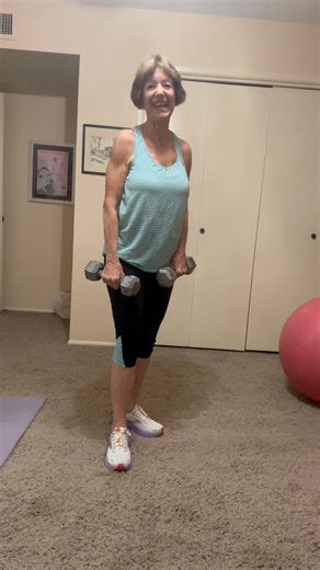 Correct position when doing a hinge and row. I can always tell when I’m not doing an exercise correctly. I don’t benefit from it or it’s slightful painful. That’s why form is so important. Do at least 16 of these. #upperbodystrength #upperbody #keepatit | Fit with Carol Stines