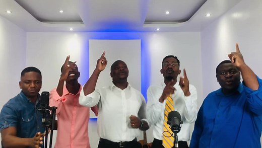 114K views · 7.6K reactions | Trouxemos outro clássico da música...