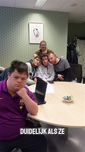 Soms gebruiken we woorden die anderen niet begrijpen. Dat gebeurt vaker dan we denken. 🤔💭 Op de Dag van Taal, Kunst en Cultuur laten cliënten van het Mediaplein in Delft zien welke uitspraken lastig kunnen zijn. Duidelijke taal helpt iedereen mee te doen bij Ipse de Bruggen. Heb jij ooit een zin verkeerd begrepen of iemand verbaasd aangekeken door een gek woord? Vertel het in de reacties. ⬇️💬 #duidelijketaal #taal #fyp #voorjou #onderwijs #ipsedebruggen #altijdmeermogelijk