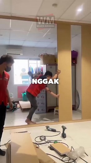 Mau buat sekat ruangan yang tidak terlihat tapi ngga mau kan kalo bahannya dari Gypsum? Ngga mau ribet supaya langsung jadi aesthetic tanpa tambahan HPL sheet lagi? Ini guys solusi buat kalian yg bingung ingin buat sekat ruangan tanpa ribet. Harga ekonomis dan terjangkau, waktu juga ngga terbuang percuma.😉🥳 📩 Hubungi kami untuk konsultasi & wujudkan ruang impianmu dengan langsung kontak ke WhatsApp : 081223720842 Berikut lokasi offline store kami : Jl. Kebon Jati No.6, Kb. Jeruk, Kec. Andir, 