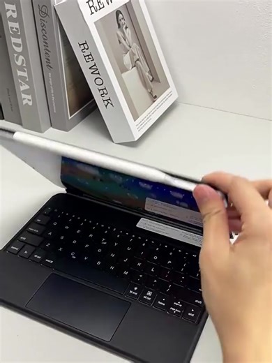 💻 TẶNG CHUỘT NGAY KHI MUA BAO DA BÀN PHÍM LED SIÊU NGẦU CHO IPAD! 🎁 ✨ Biến iPad thành laptop chuyên nghiệp chỉ trong 1 nốt nhạc! ✨ Bàn phím LED RGB sống động, gõ phím cực đã. ✨ Bàn di chuột siêu nhạy, làm việc mượt mà. ✨ Pin khủng, dùng hàng tuần không cần sạc. ✨ Thiết kế nam châm hít chặt, bảo vệ iPad tối ưu. ✨ Tặng ngay chuột không dây xịn xò khi mua sản phẩm! 🎯 Sản phẩm tương thích hoàn hảo với: iPad Gen 10, iPad Air 4/5, iPad Pro 11" & 12.9"/13" cạnh vuông. --- 🚀 NÂNG CẤP TRẢI NGHIỆM IPA