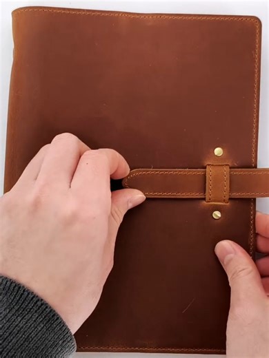 Printing factory offers custom notebook printing services. The custom-printed notebook featured in the video use premium PU leather cover, have a loose-leaf binding system allowing for easy addition of pages, and include multiple storage compartments for documents, business cards, etc. The notebooks are convenient for carrying around. A variety of colors and styles are available, and a fully customized service is also offered. If you are interested in video products or have a need for custom-pri