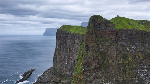 जहां जमीन अचानक खत्म होती है, वहां बनी संरचना