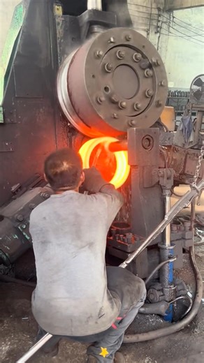 Inside the factory Forging Steel Rings Under Extreme Heat #process #forging #manufacturer #factory | John Sonaz8