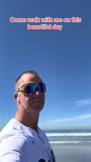 And I had to flex that dodger gear in San Diego 😁 #SD#beach#foryoupage#dodgers#beautifulday this dad still has it