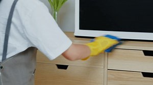 Female Housekeeper Spaying Detergent Cleaner Disinfection: vídeo stock (100% livre de direitos) 3454734697 | Shutterstock