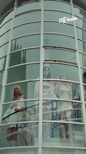 Platicamos con Abigail Morris de @thelastdinnerparty sobre como ha comenzado su viaje musical por Europa presentándose en los festivales más importantes como el festival Glastonbury 2023. https://youtu.be/pV0Cs4BuA5I #TheLastDinnerParty #EntrevistasXMrIndie | Mr. Indie