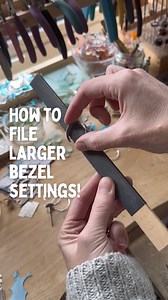 A DIY sanding tool for bezel settings! 🙃⚒️ I love using sanding sticks to file and smooth out the wire for my bezel settings (240 grit is my favourite) but it doesn’t work with larger pieces. I’ve tried just using sandpaper flat on the bench, but it moves too much. I then tried wrapping some around a cork sanding block, but the paper wouldn’t sit flat enough. So this is my current solution! Self-adhesive 6” sanding discs in 80/120/180/320 and 400 grits, simply stuck on acrylic circles that were