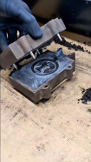 Metal Casting using Foundry sand #heinrichsmade #sandcasting #metalcasting #diy