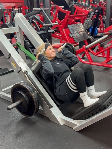 Loz Vickers | Online Coach on Instagram: "Establishing Baselines with a New Training Split 🎯 A new split introduced for me this week, which looks like: Monday - Back Glutes Hams Tuesday - Push Wednesday -Lats, Biceps & Legs Thursday - Off Friday - Back Glutes Hams Biceps Saturday - Quads & Push Sunday - Off Here are a couple pieces of advice I can give for starting a new split, programme or even just new movements if you are looking to extract the most out of them ahead. Firstly, take a complet