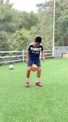 151K views · 1.9K reactions |  เดาะ ดึง คลึง ดูด basic control football ⚽️ อลงกรณ์ จันทร์น้อย #บู๊อลงกรณ์ #reelsvideoシ #facebookreels #reelschallenge #reel #football #control #basic #train #training #ฟุตบอล #cristianoronaldo ⚽️ | ตาต้า คุง | Facebook