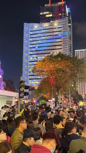 The countdown to New Year 2026 and Air Supply live shows brought in thousands of excited people to Central. Make sure to arrive early to secure your spot before it gets too crowded! The cureent sitiution of Central now | Everybitlocal