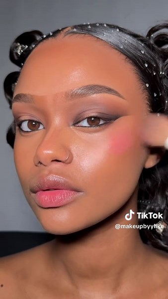 Glam Makeup Photoshoot Inspiration with @thecamaracollection