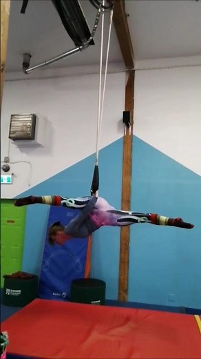 Learning how to do an alien split in static trapeze. #aerial #trapeze #aliensplit