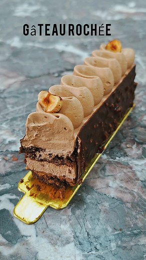 #GÂTEAU_Rochée ●Génoise noir ●couche Croustillant ●Mousse noir ●Ganache Montée noir ●Glaçage rochée #Chef_Simo_jaker للمشاركة فالدورات عن بعد مرحبا بك يرجى تواصل عبر واتساب 06.49.62.17.09